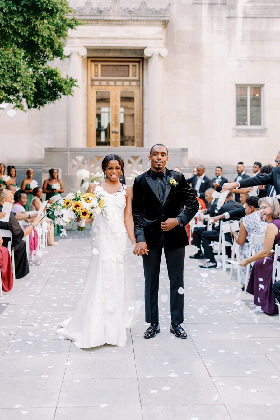 A Romantic Wedding with a Modern Twist at the Cincinnati Art Museum in ...